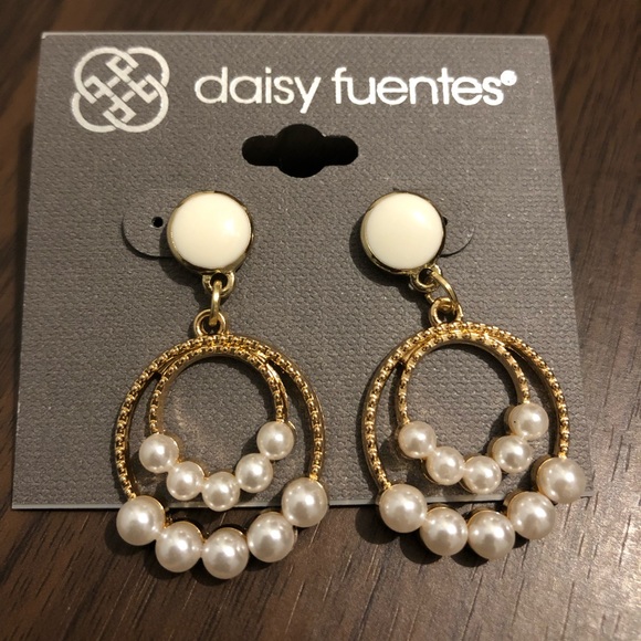 Daisy Fuentes | Jewelry | Daisy Fuentes Gold Tone White Faux Pearl ...
